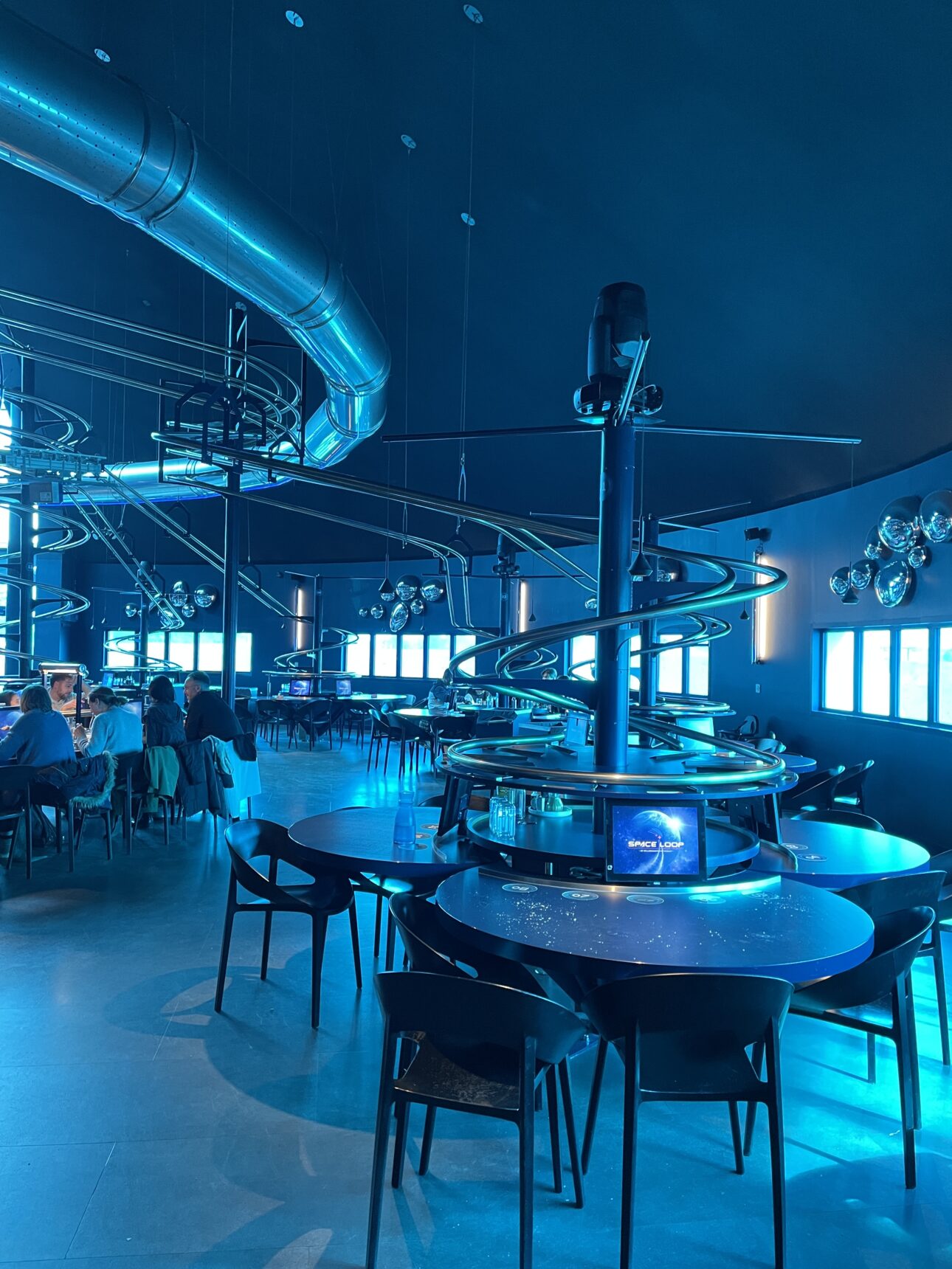 Space Loop : un restaurant où vos plats font des loopings ! - So Tripp